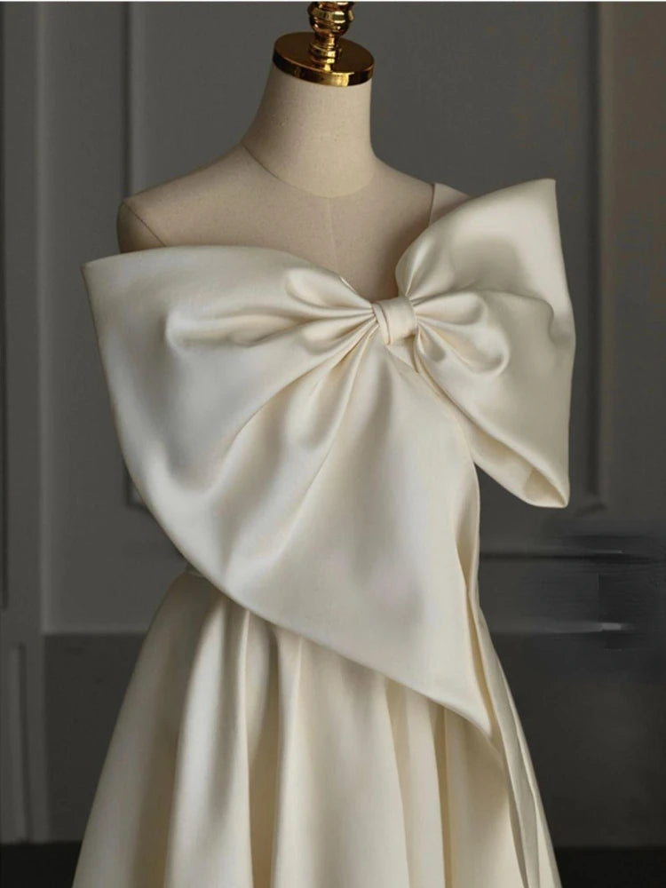 Satin Gown With Dramatic Bow And Train on Luulla